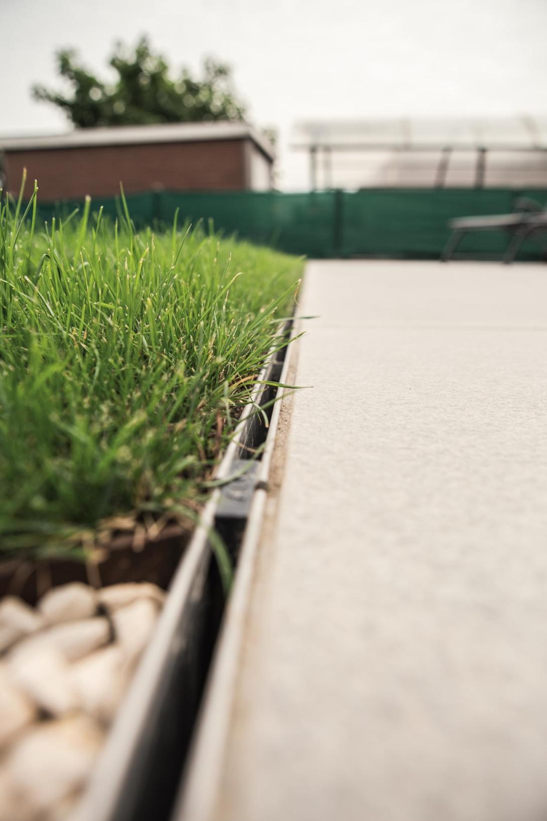 Een afvoergoot met sleuf plaatsen op een terras: hoe begin je eraan ...